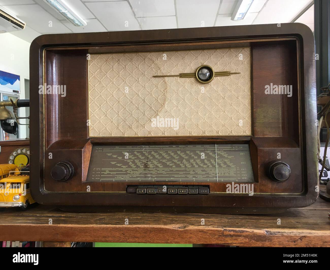 Table radios hi-res stock photography and images - Alamy