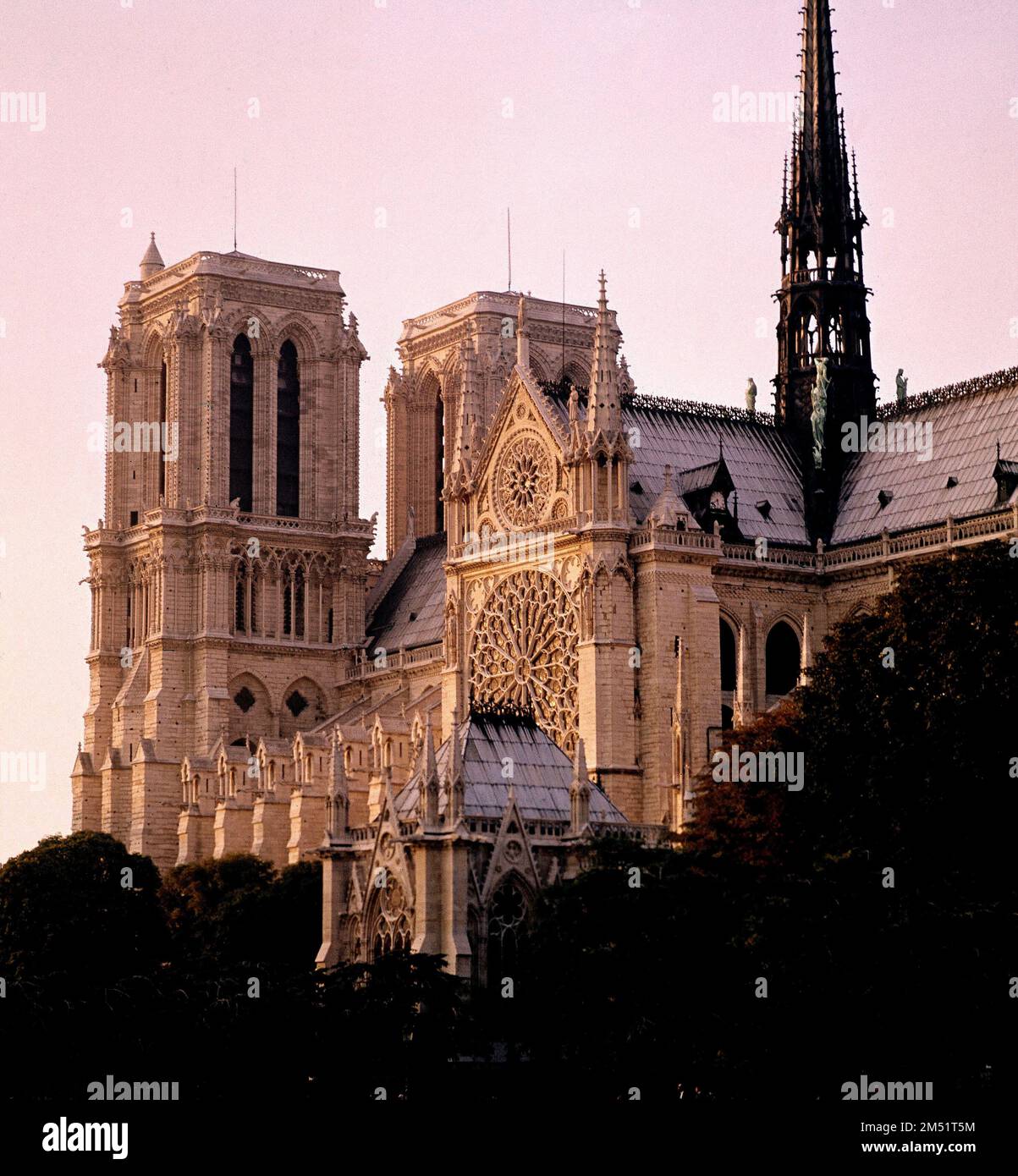 EXTERIOR - CATEDRAL DE NOTRE DAME - FOTO AÑOS 60. Location: France ...