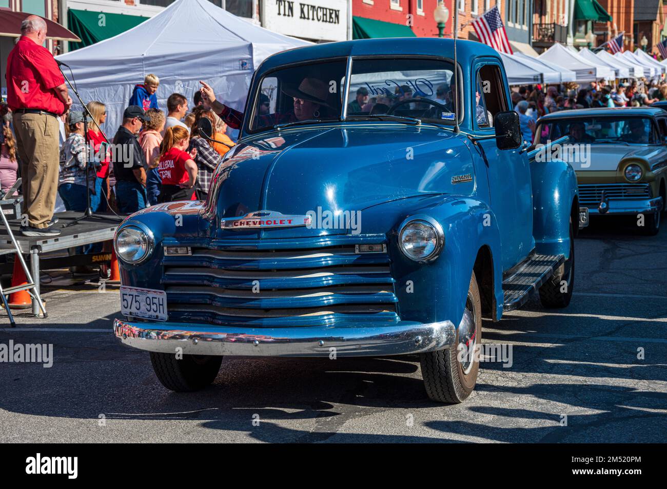 Small town parade vintage hi-res stock photography and images - Alamy