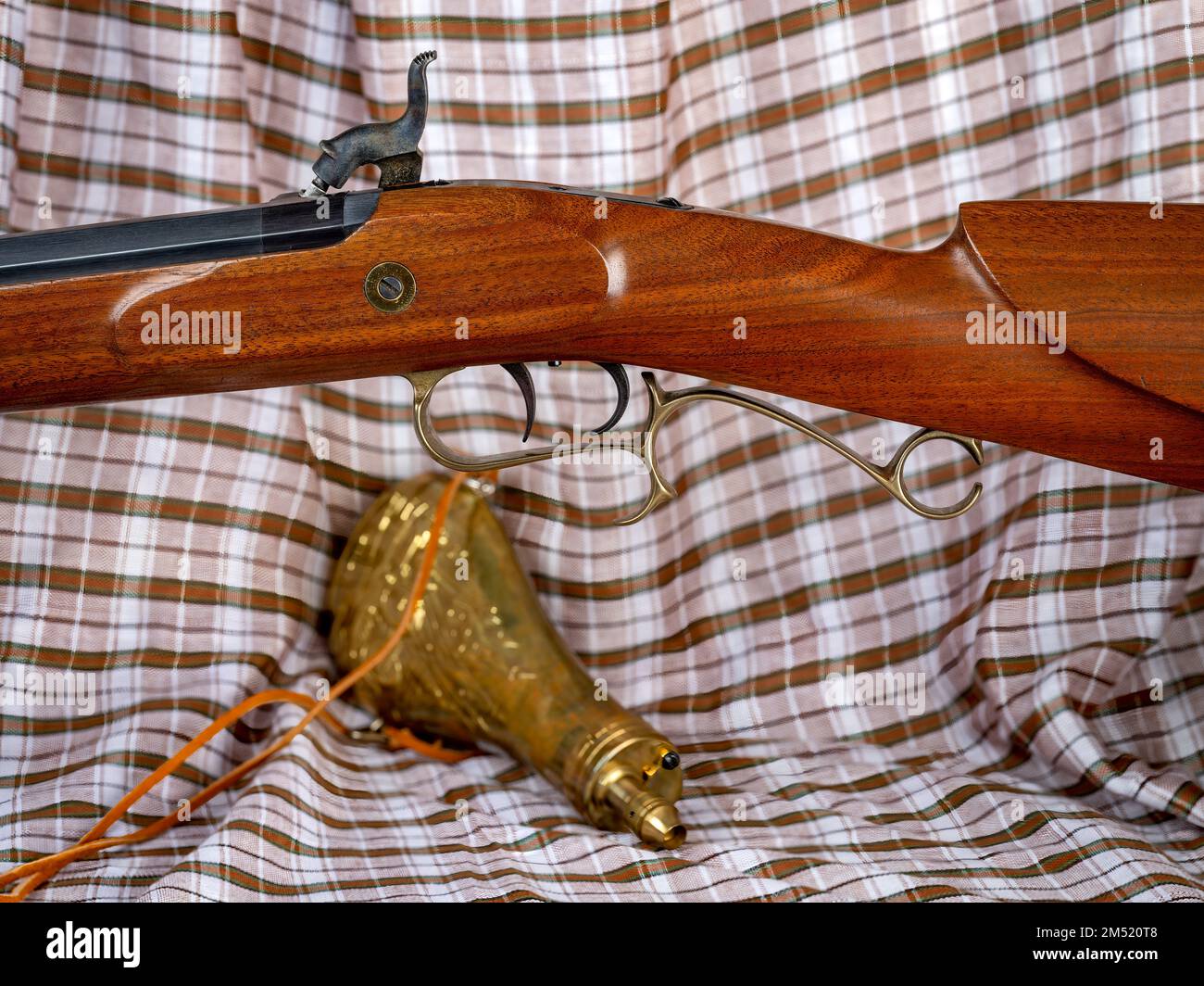 Black powder rifer and powder horn Stock Photo - Alamy