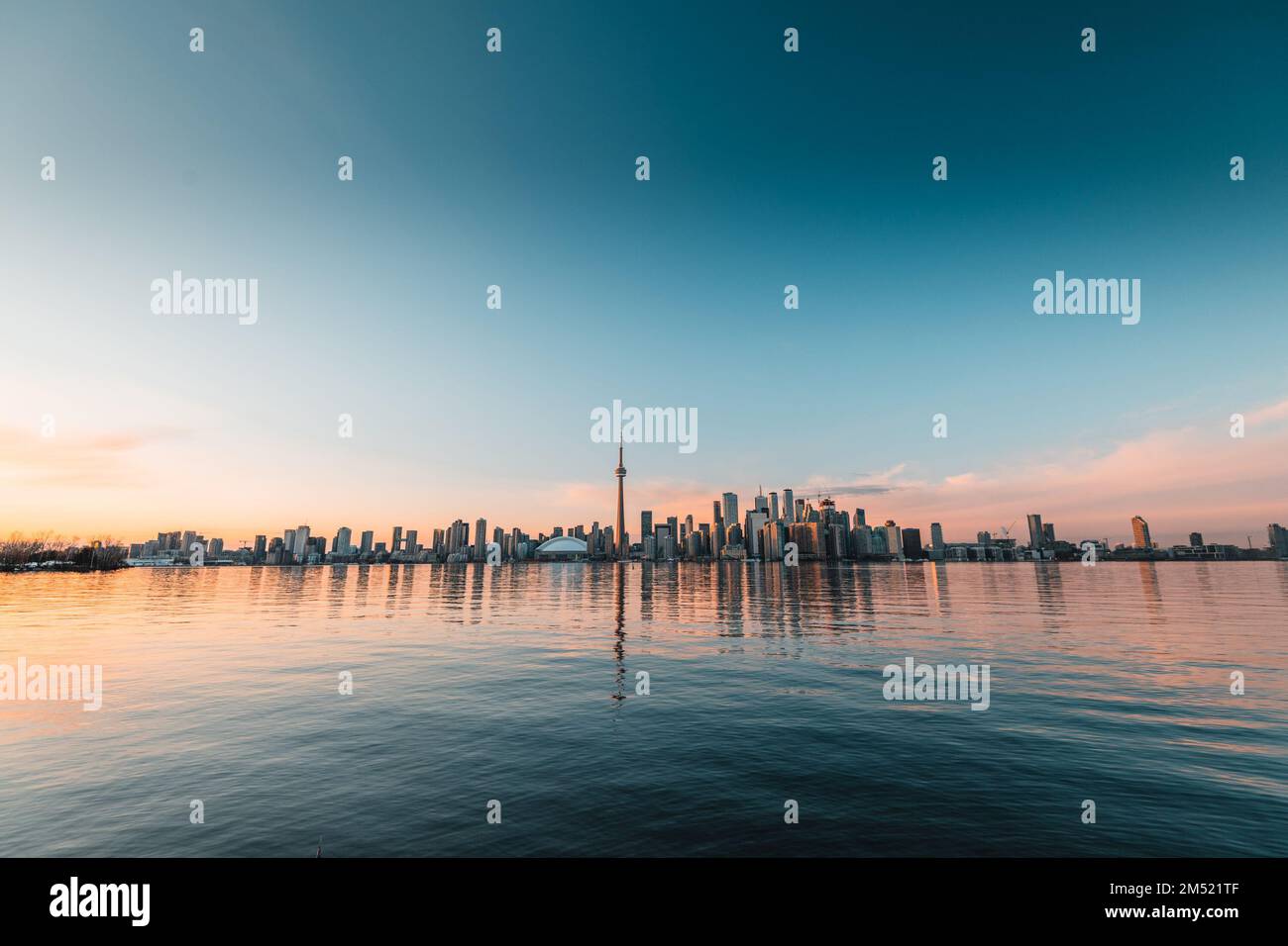 Cn tower toronto 2020 hi-res stock photography and images - Alamy