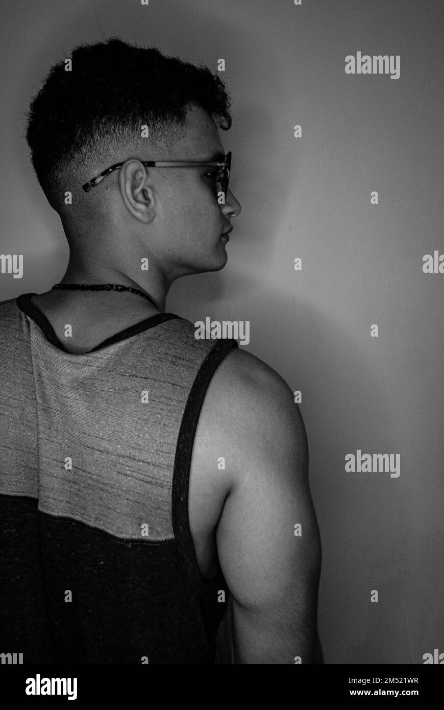 Muscular man from back hi-res stock photography and images - Alamy