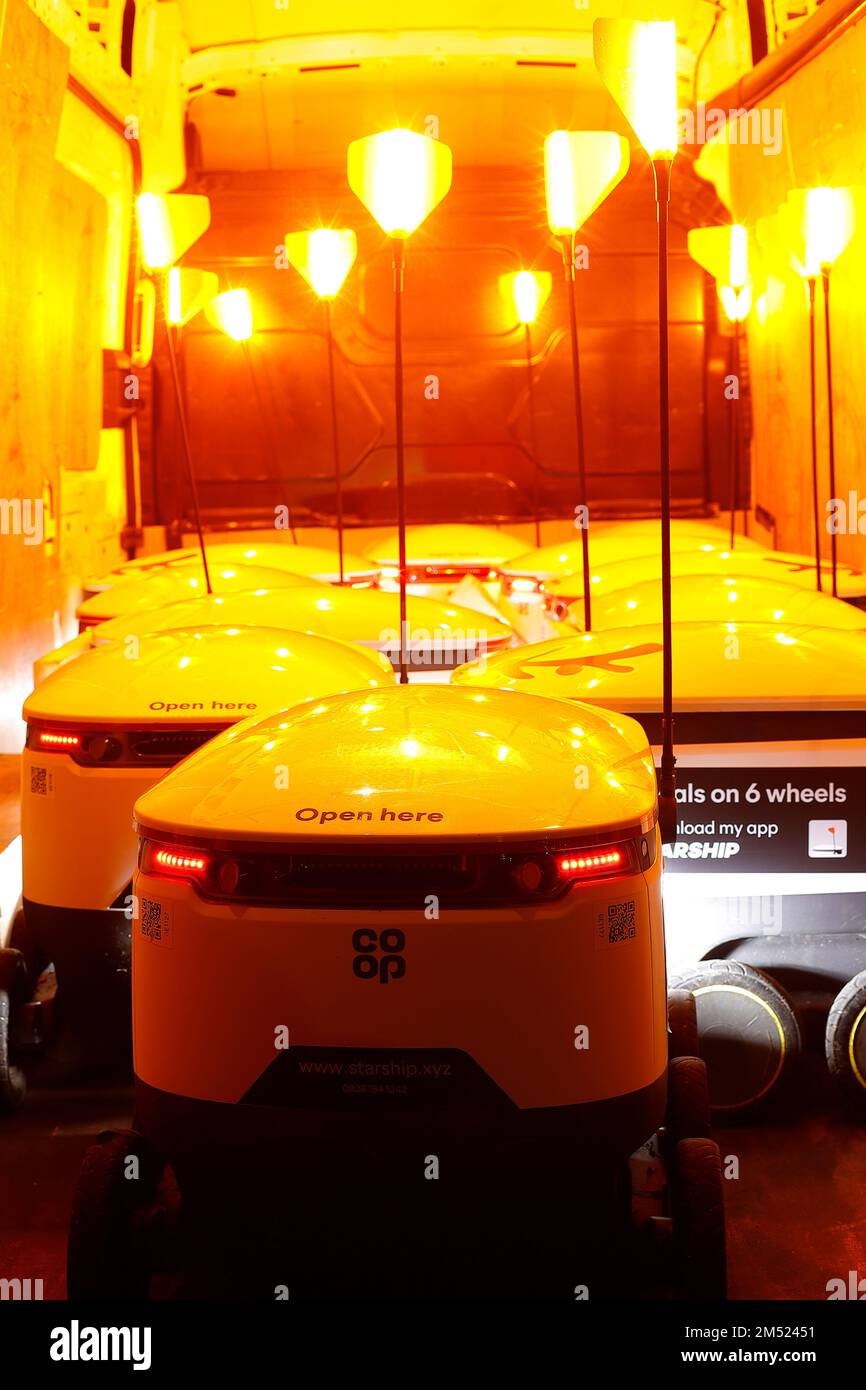 Autonomous delivery robots hi-res stock photography and images - Alamy