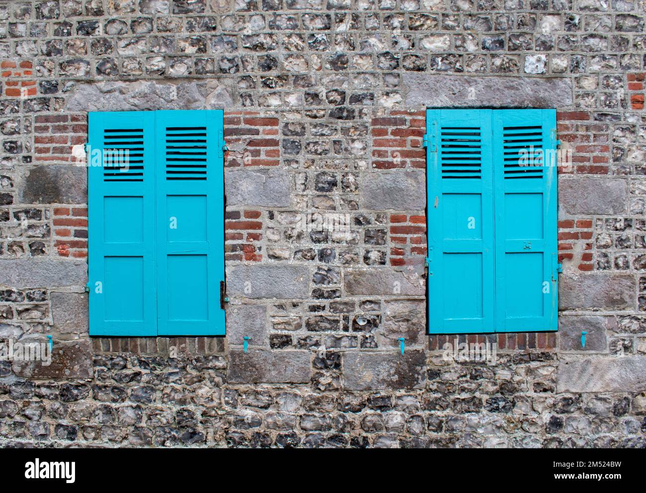 Blue window shutters brick hi-res stock photography and images - Alamy