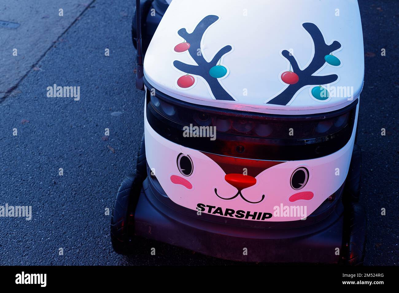 Starship Technology autonomous robots that deliver groceries to ...