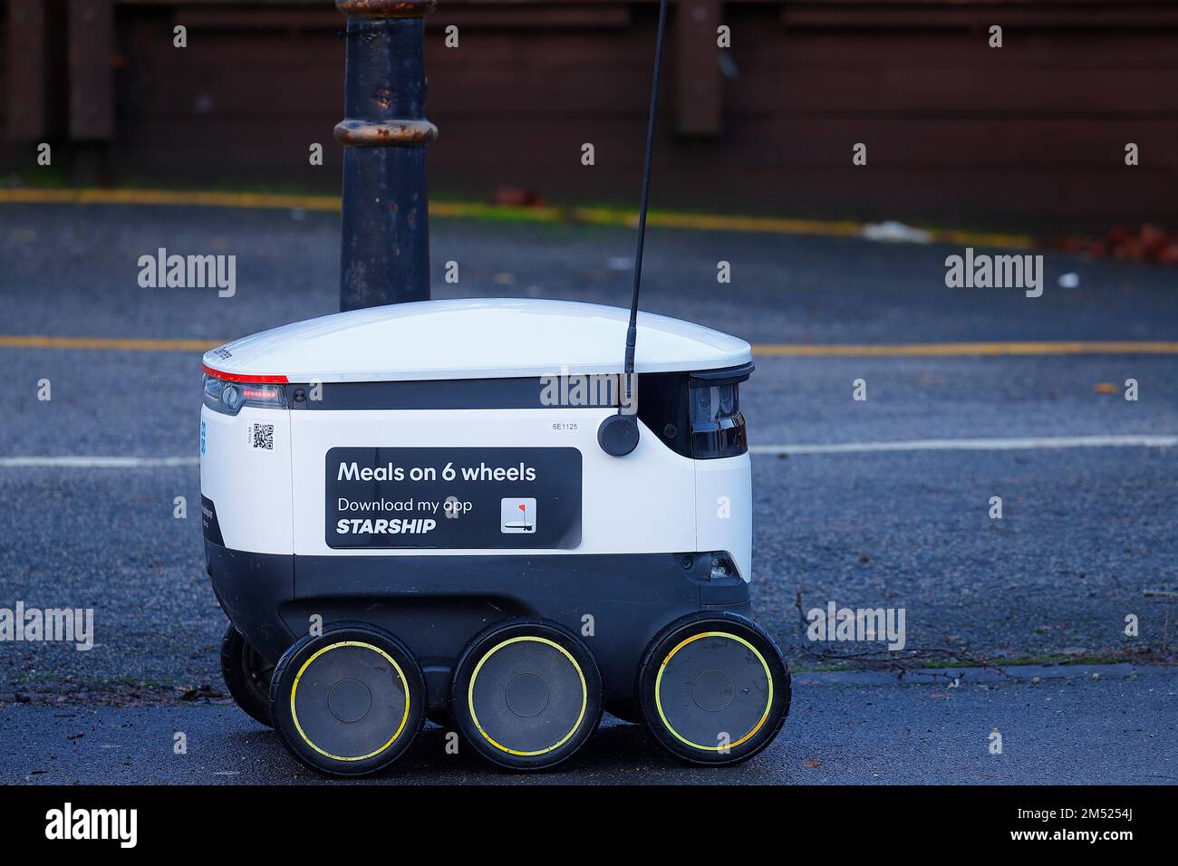 Starship Technology autonomous robots that deliver groceries to ...