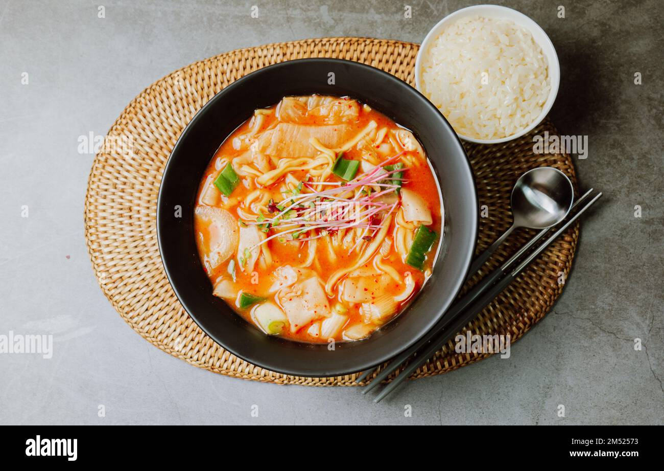 eolkeunkalguksu, Korean Spicy Noodle Soup : A spicy noodle dish made by ...