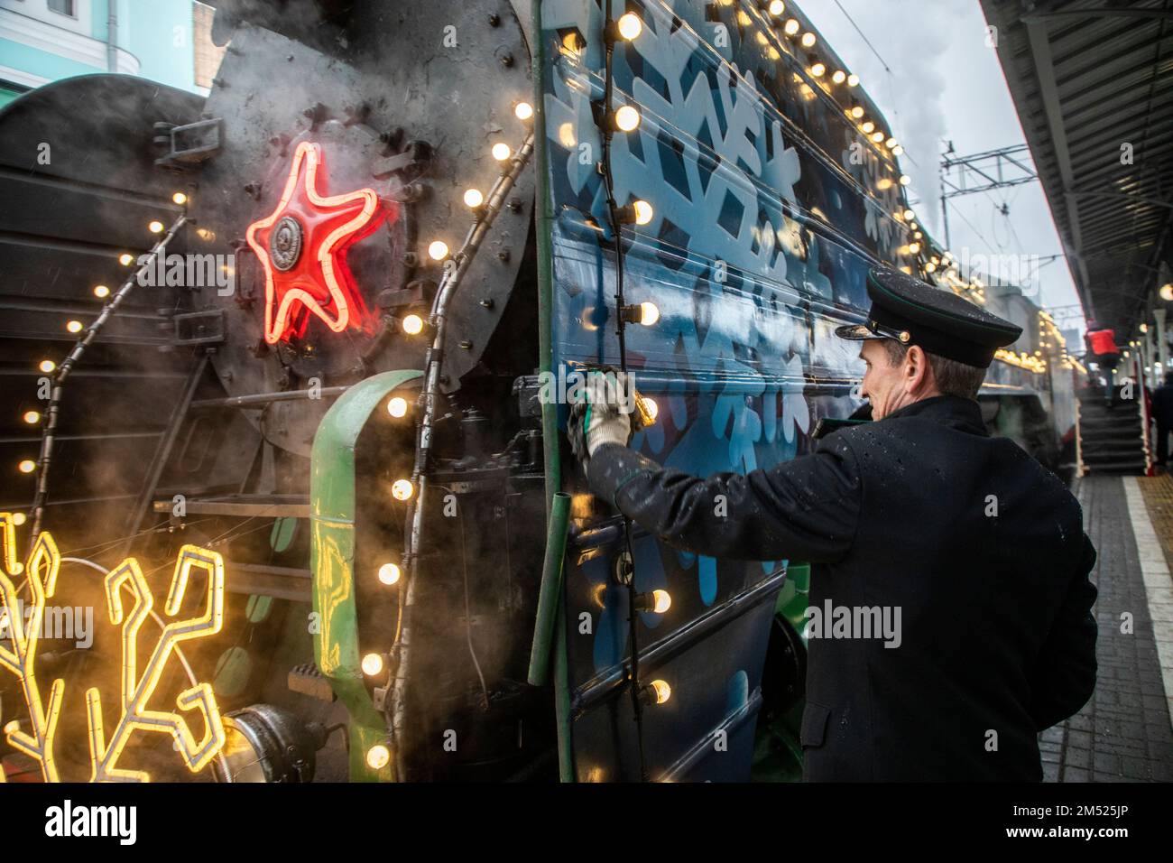 Moscow, Russia. 24th of December, 2022. Father Frost's train arrives at ...