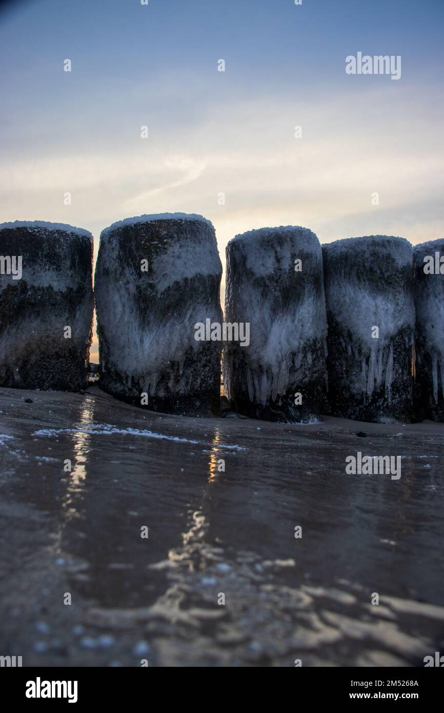 Seascape groynes hi-res stock photography and images - Alamy