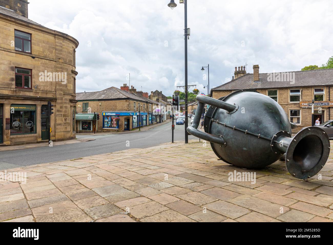 Tilted vase sculpture hi-res stock photography and images - Alamy