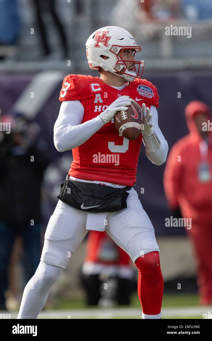 Houston Cougars quarterback Clayton Tune (3) looks for a pass ...