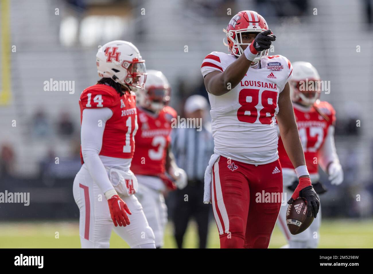 Louisiana-Lafayette Ragin Cajuns tight end Johnny Lumpkin (88) signals ...