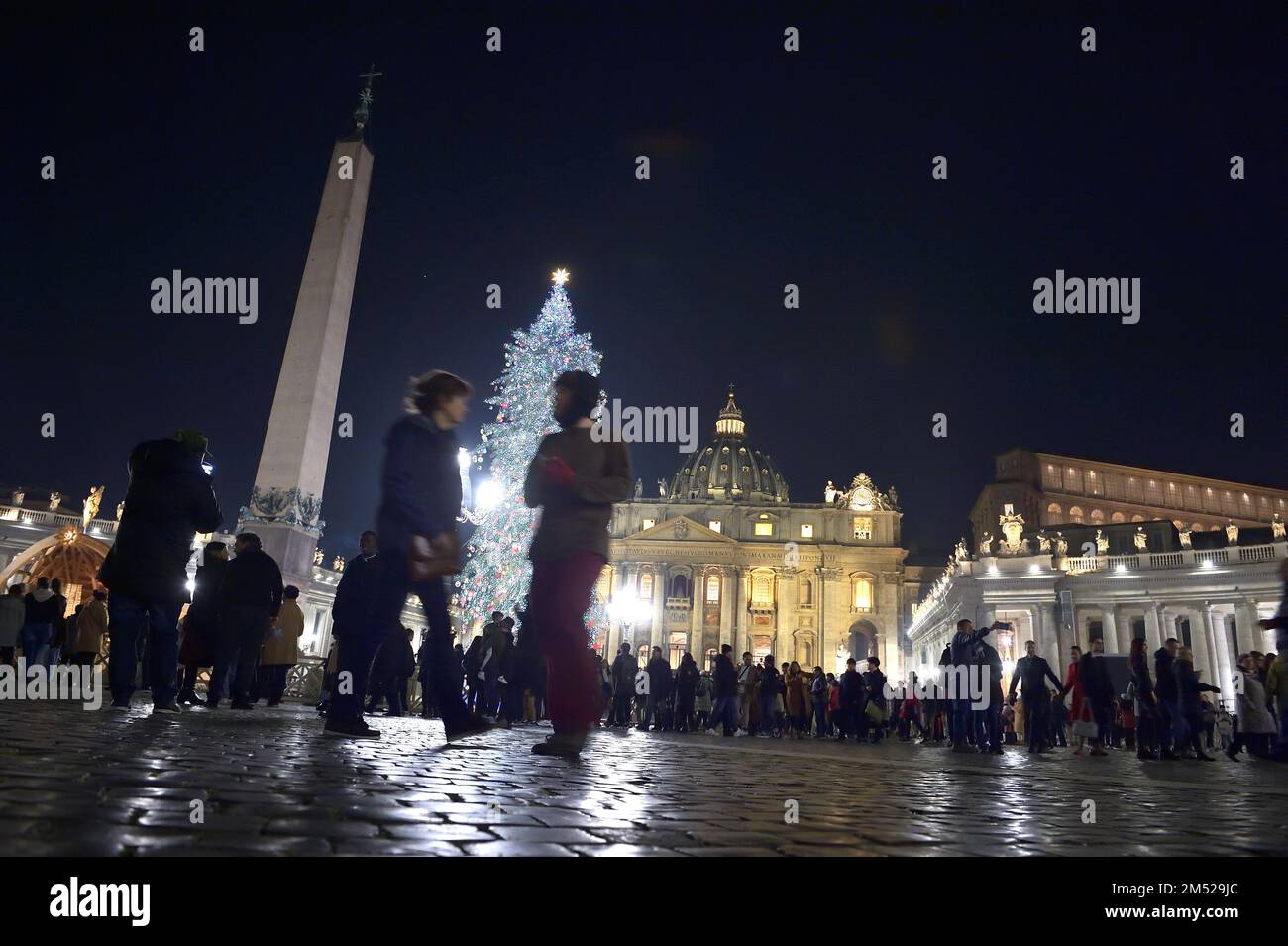 Christmas tree in saint peter s square vatican hi-res stock photography ...
