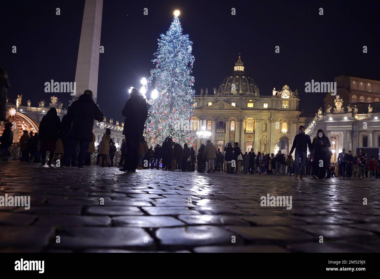 Christmas tree in saint peter s squarein vatican hi-res stock ...