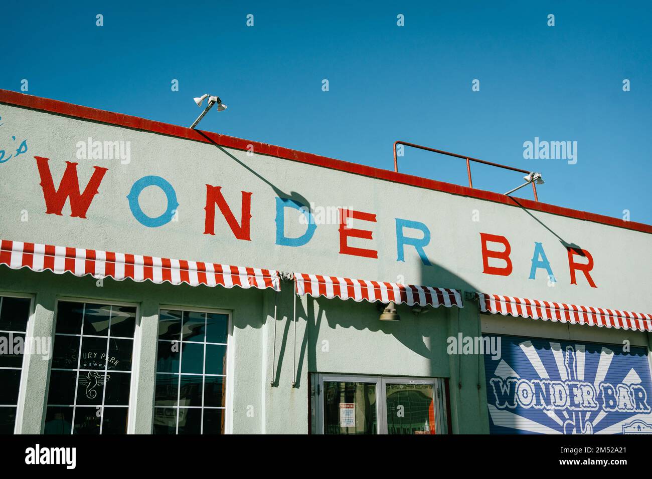 Wonder bar hi-res stock photography and images - Alamy