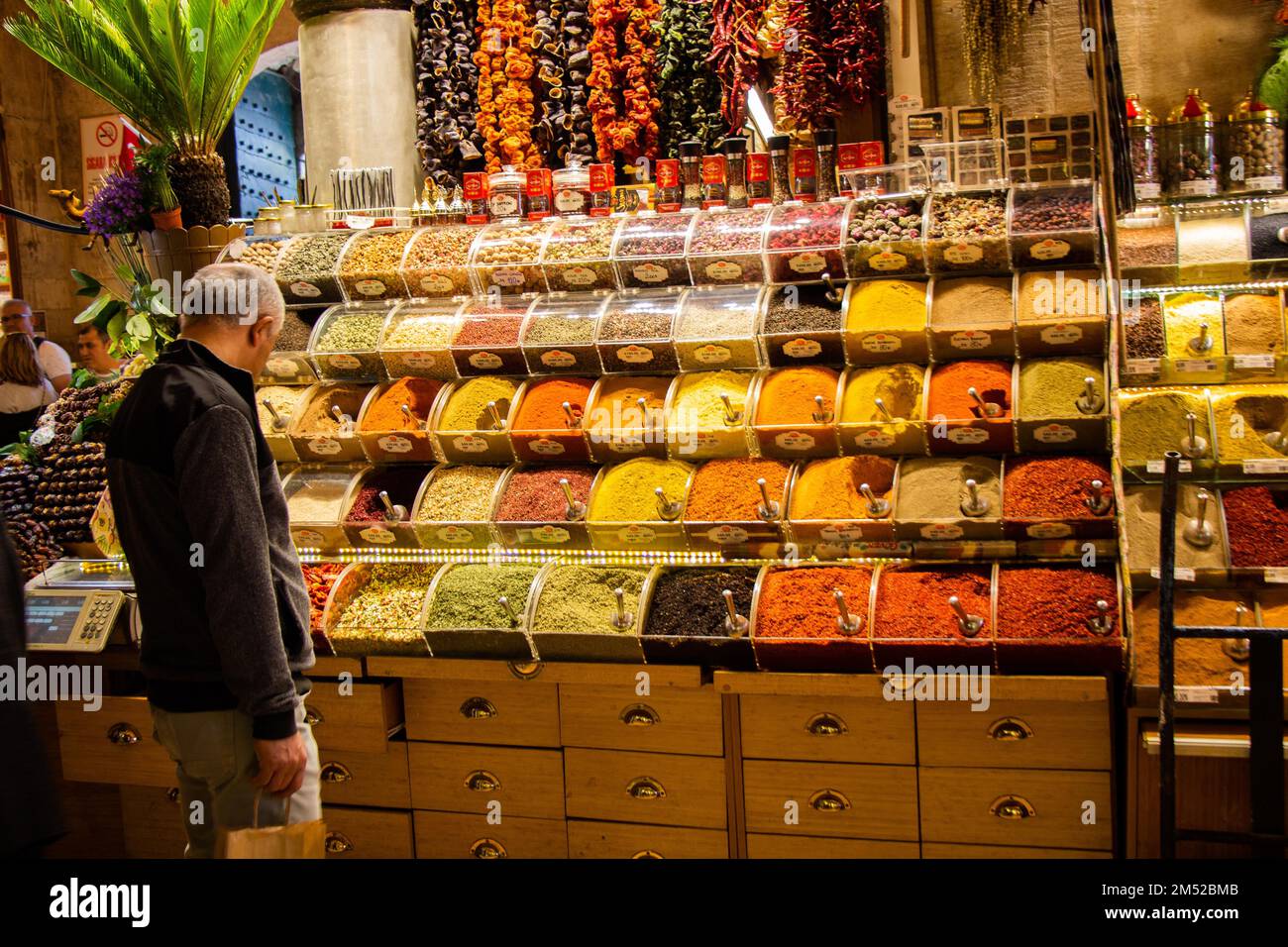 Oriental colorful spices in a traditional Turkish Spice Bazaar Stock ...