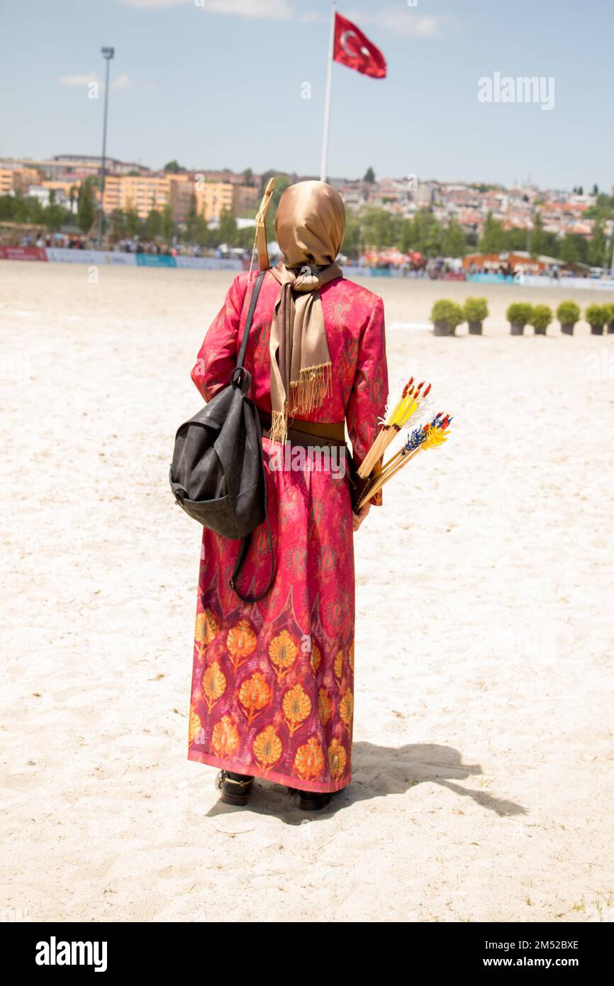 Arrow in hand as rprojectile weapon system archery Stock Photo - Alamy