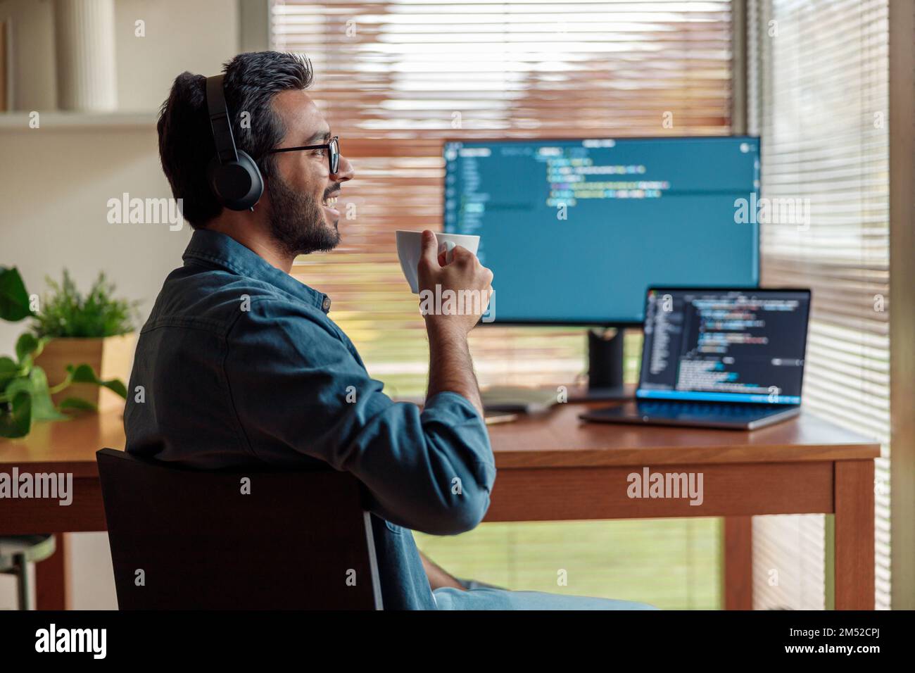 Computer programmer office hi-res stock photography and images - Alamy