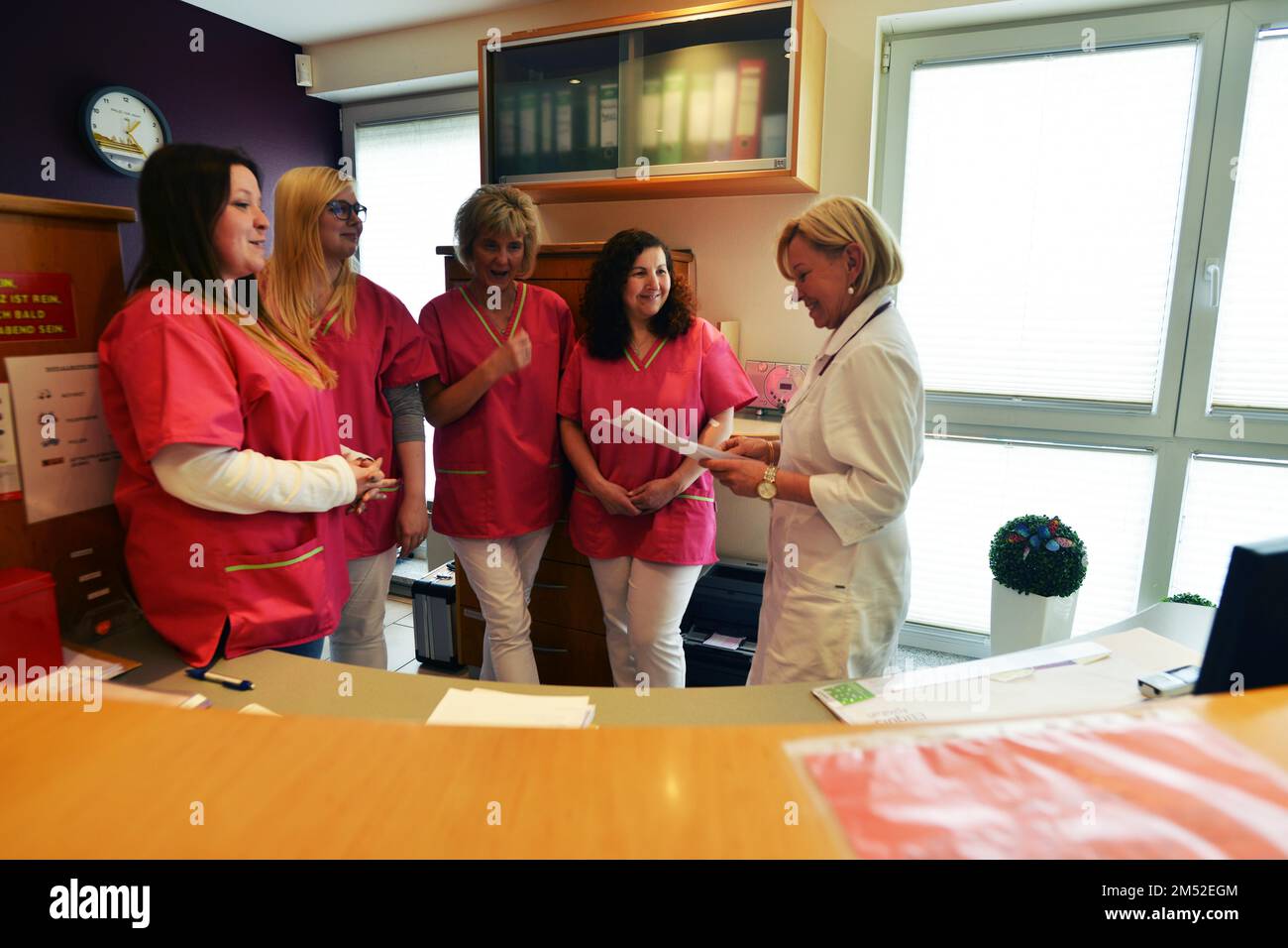 The crowds at the GP's surgery, here in the Eving district of Dortmund ...