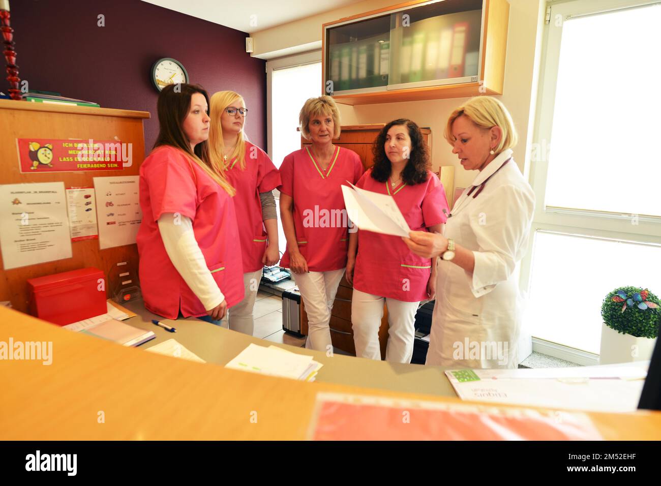 The crowds at the GP's surgery, here in the Eving district of Dortmund ...