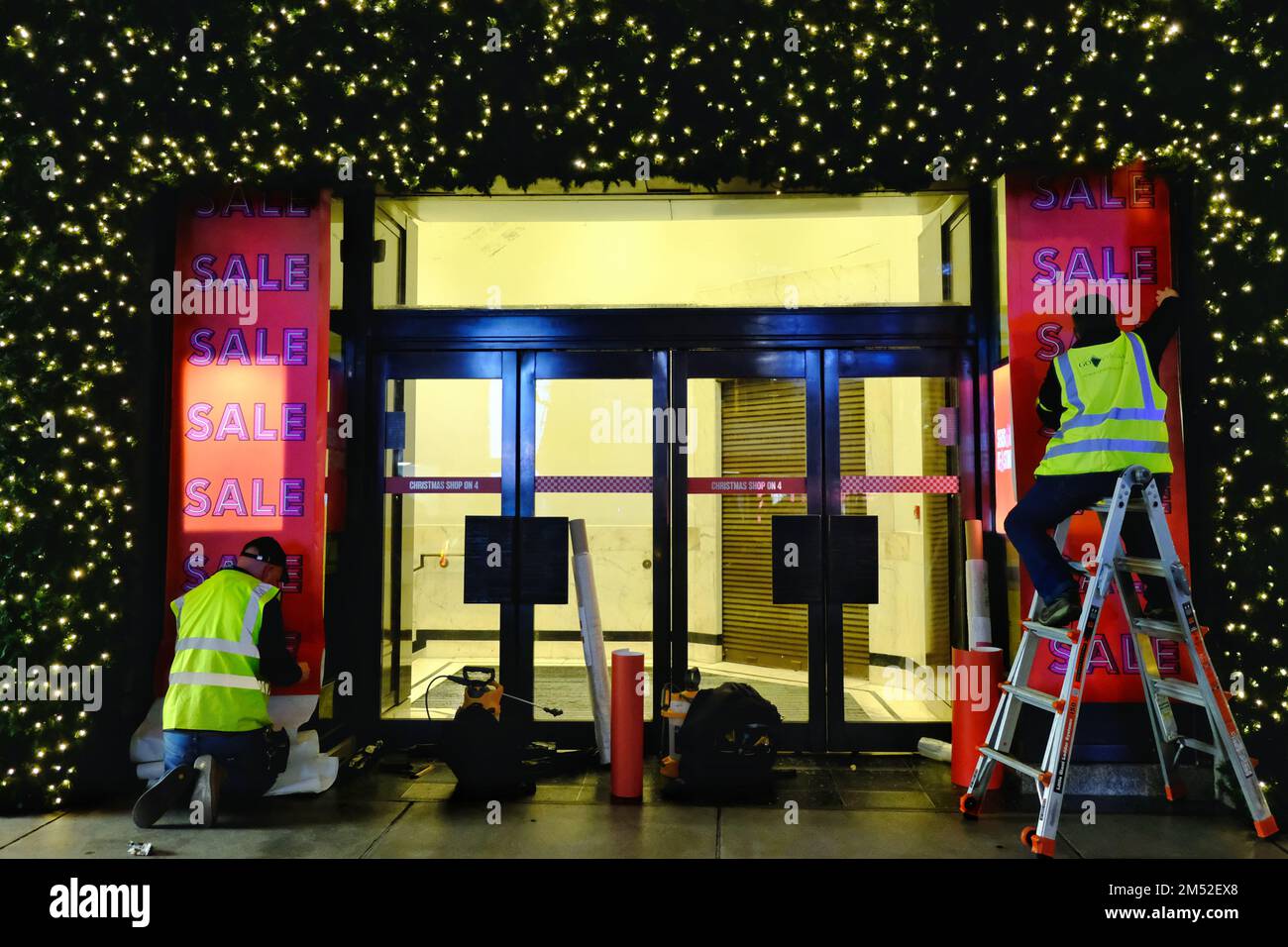 Selfridges sales signs hi-res stock photography and images - Alamy