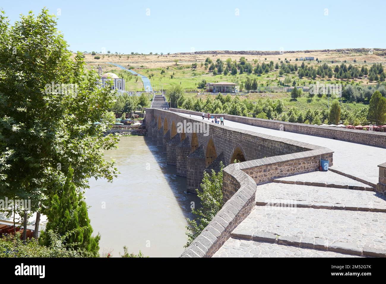Diyarbakir's Dicle Bridge Over the Tigris River Stock Photo - Alamy