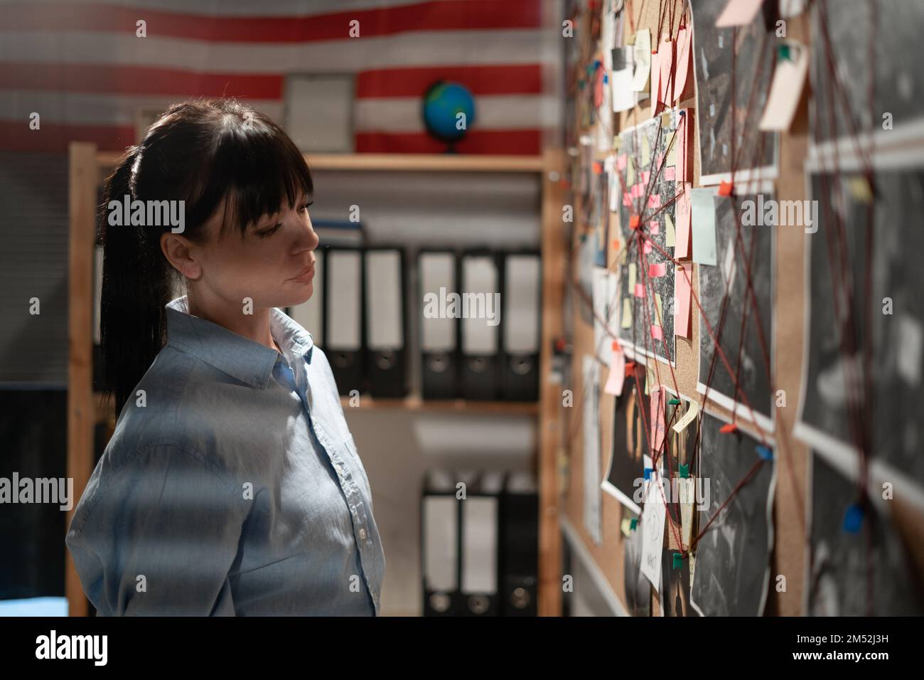 Investigation board hi-res stock photography and images - Alamy