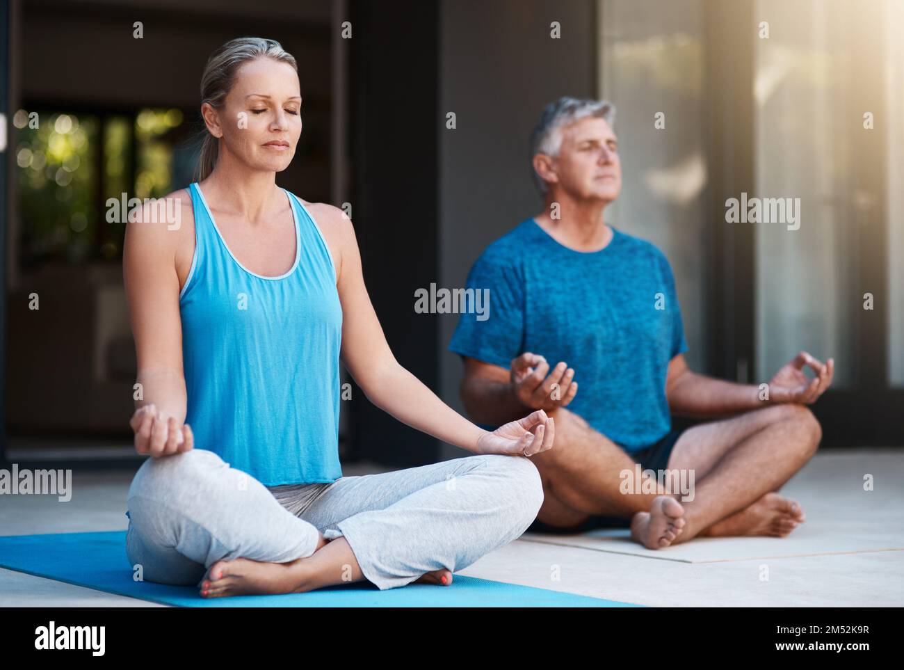 Lady helps woman hi-res stock photography and images - Alamy