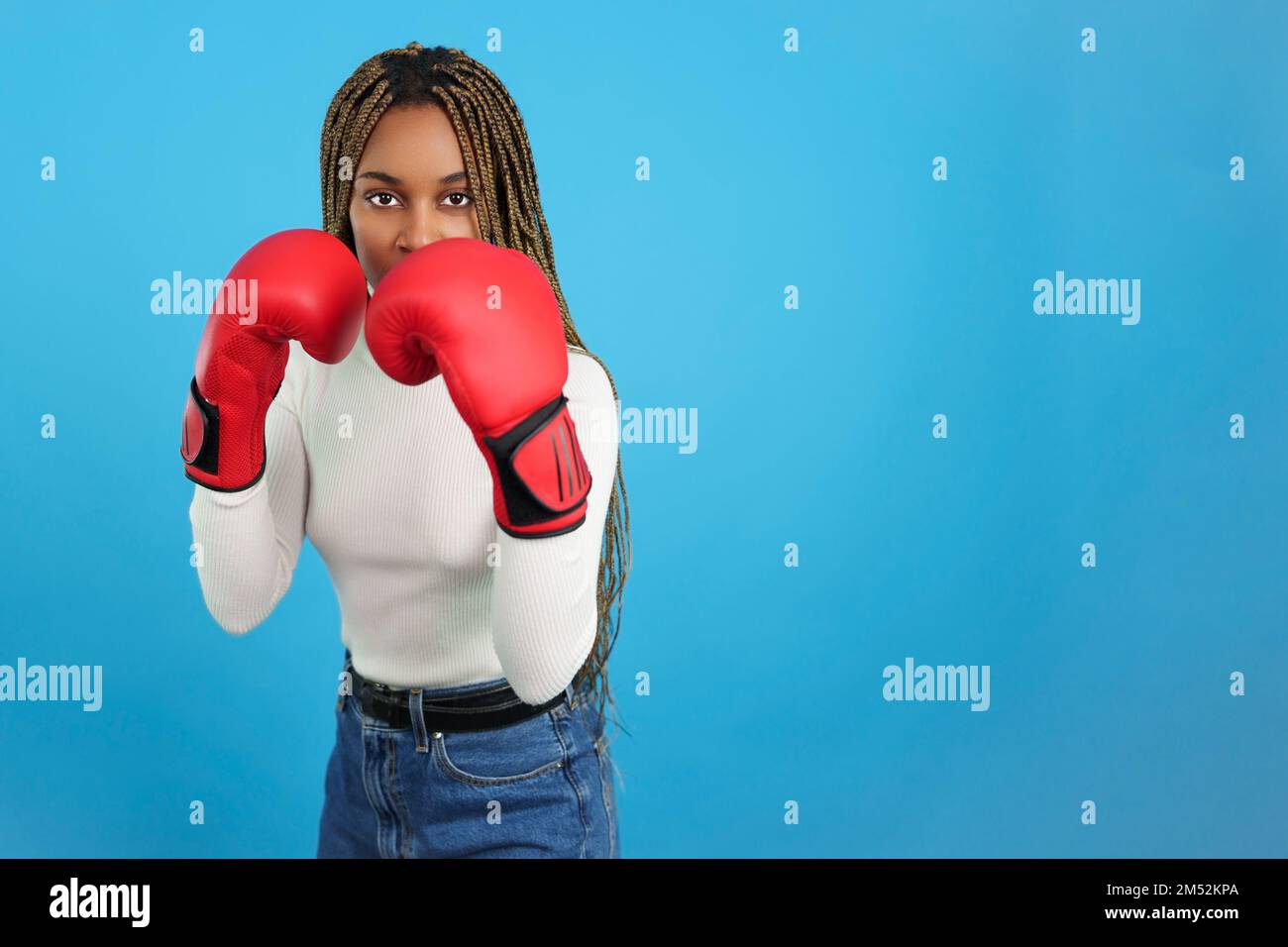 African woman with boxing gloves and fighting pose Stock Photo - Alamy