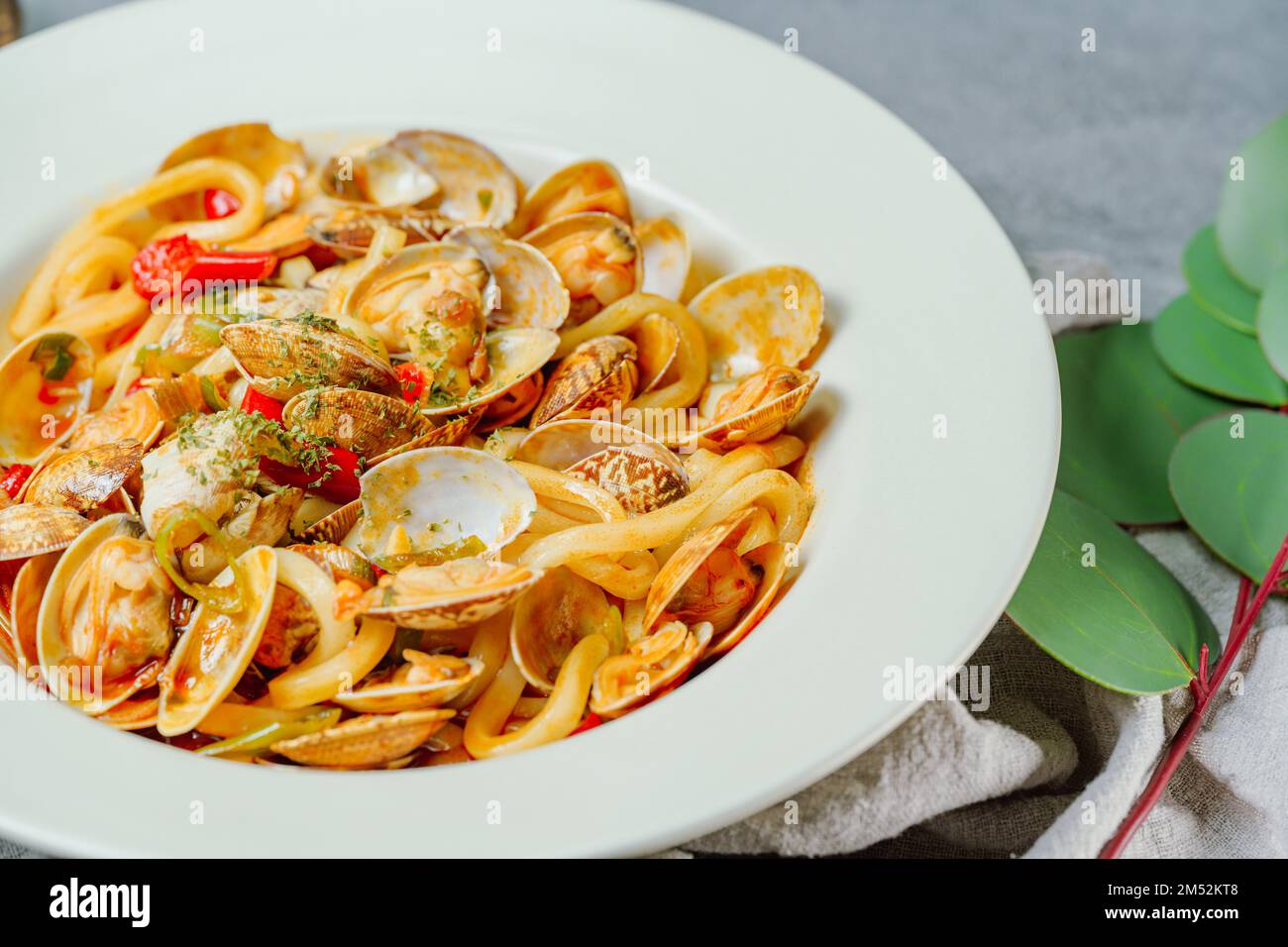 Spicy and delicious Chinese food Clam Mara stir-fried noodle dish Stock ...