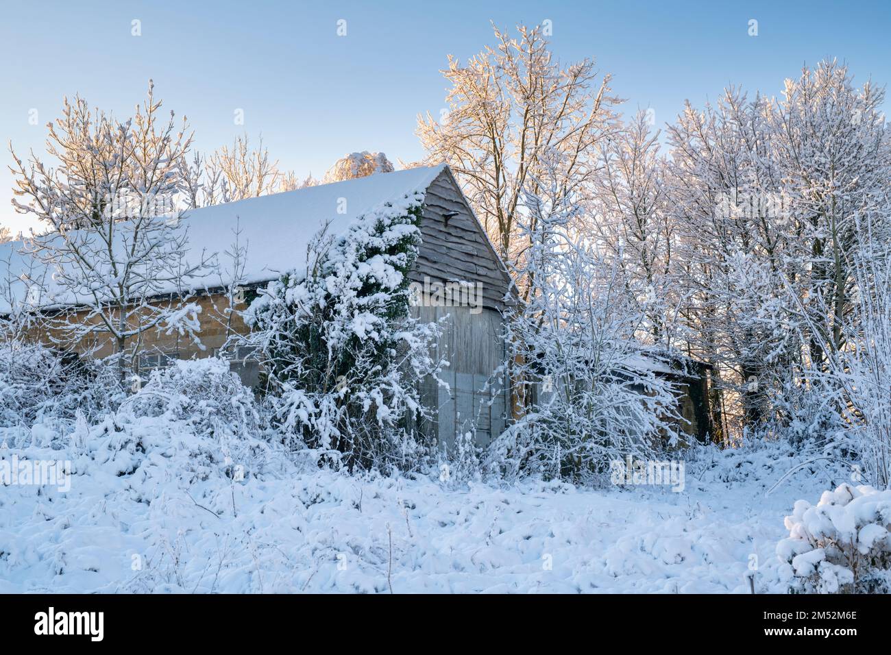Old Cotswold barn in the snow at sunrise. Broadway Hill, Cotswolds ...