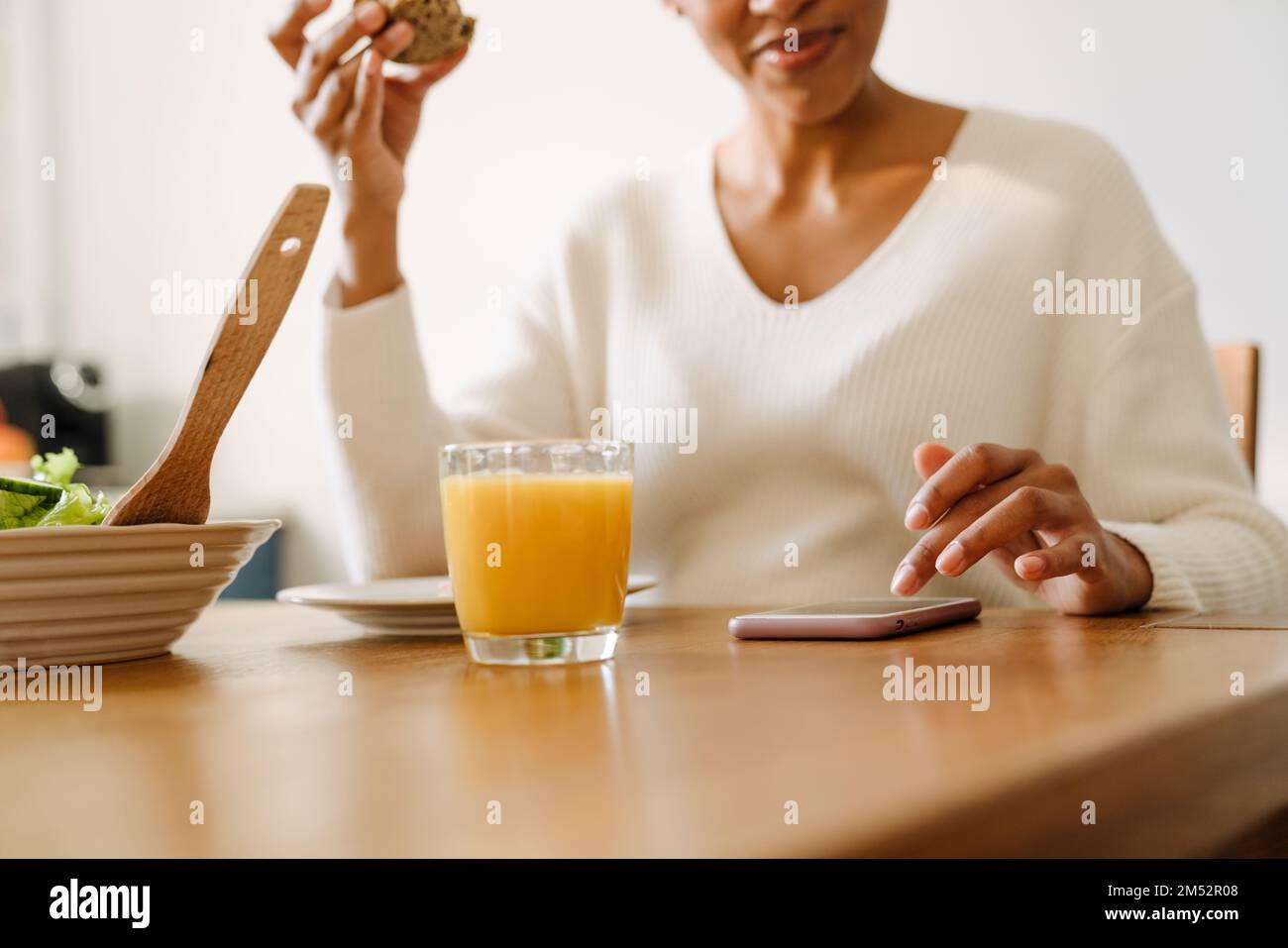 Woman scrolling hi-res stock photography and images - Alamy