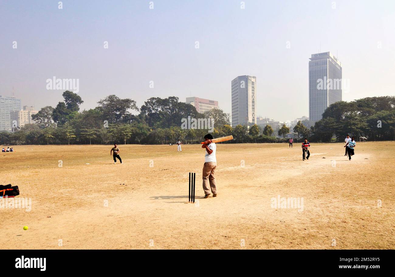 Boys playing cricket kolkata hi-res stock photography and images - Alamy