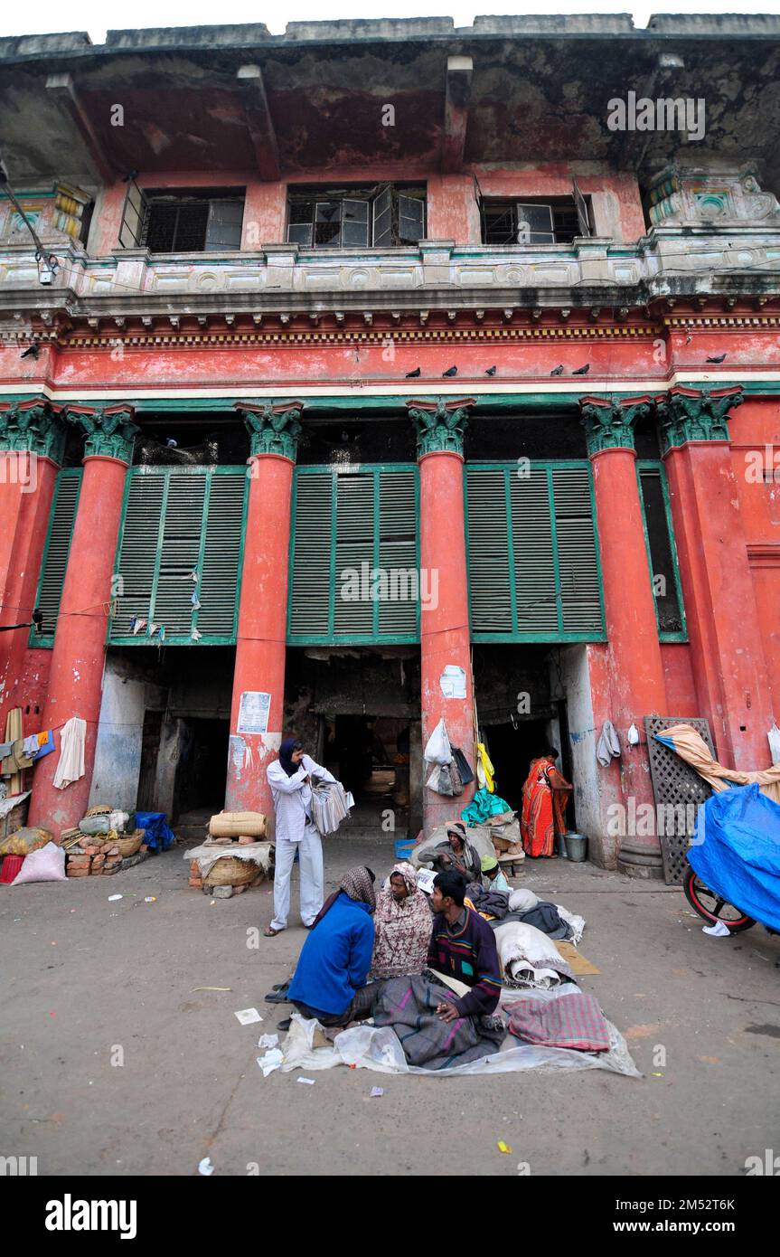 Hindu pilgrims on Mallick Ghat in Kolkata, India Stock Photo - Alamy
