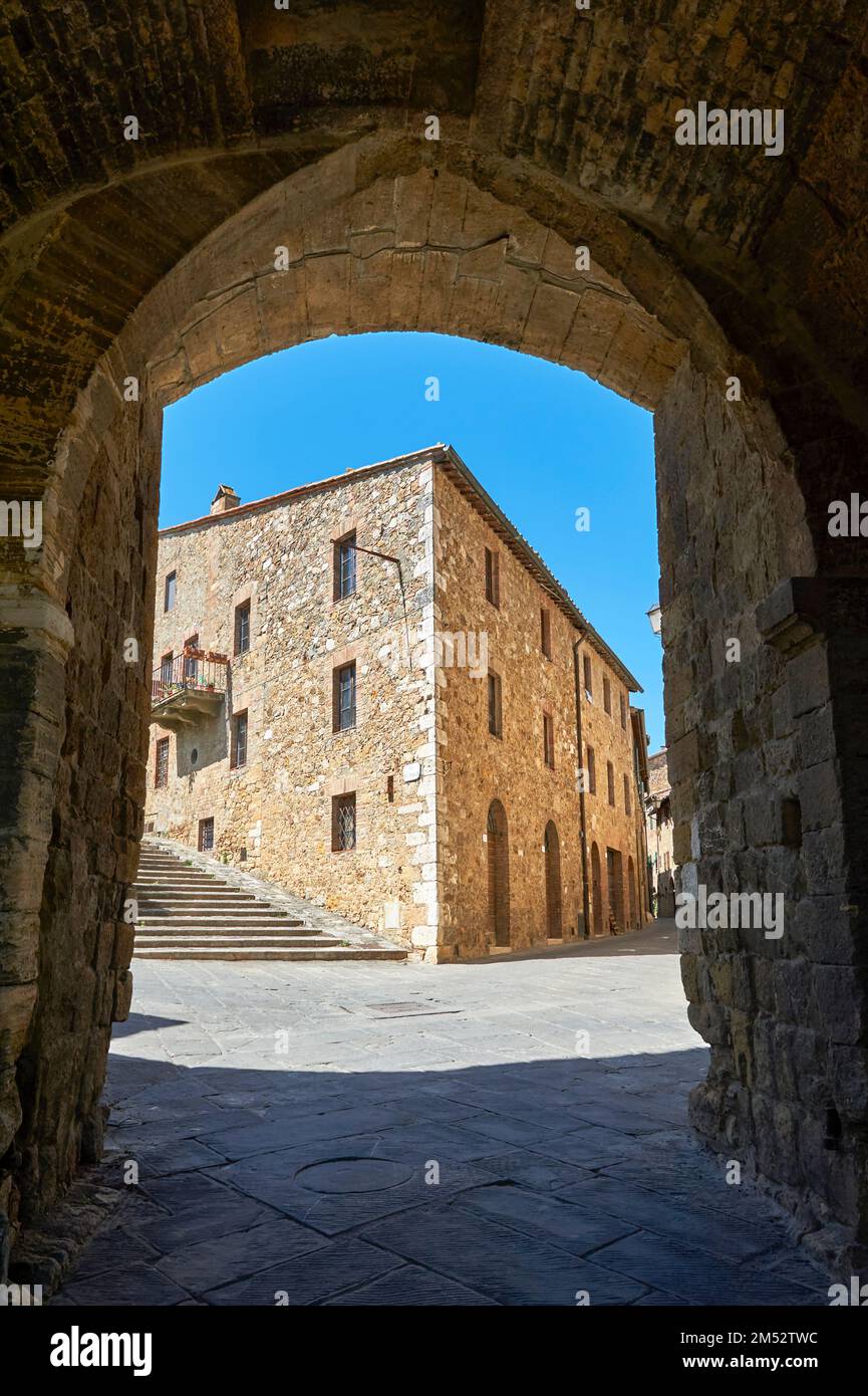 Old street scene in tuscan village hi-res stock photography and images ...