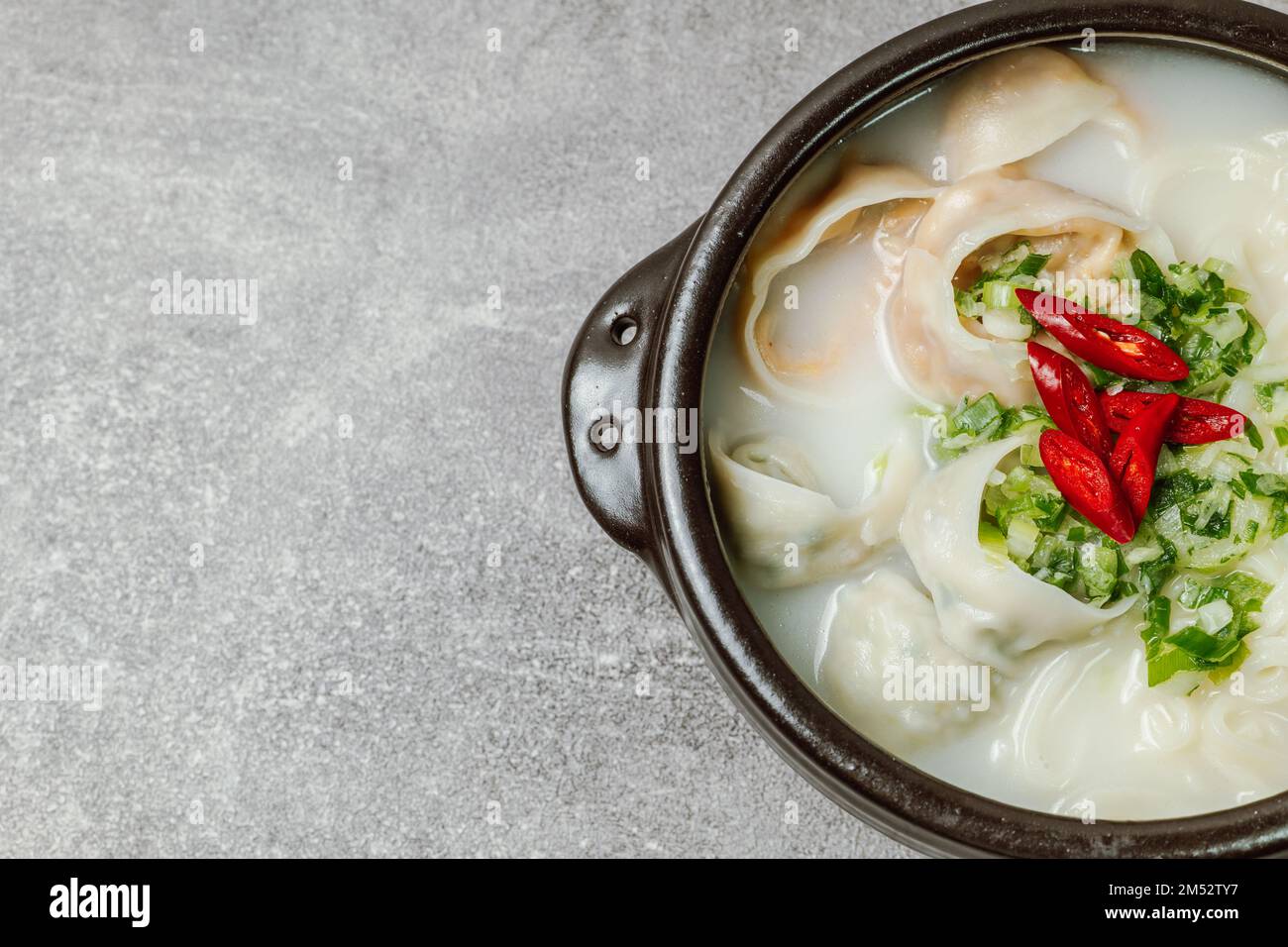 Korean style noodle soup with dumplings, mandu kalguksu Stock Photo - Alamy