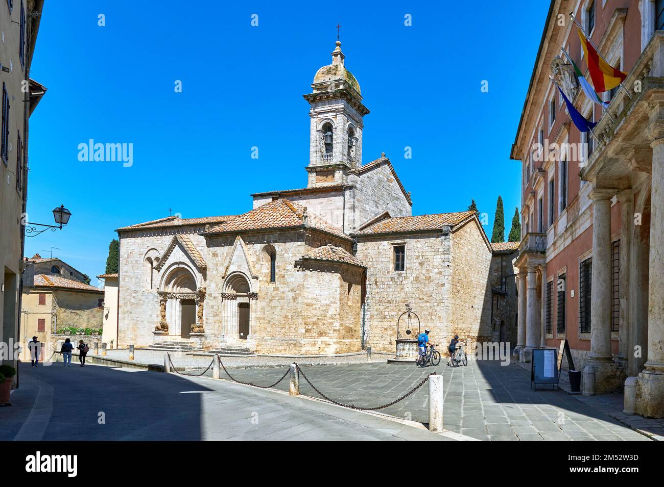 Old street scene in tuscan village hi-res stock photography and images ...