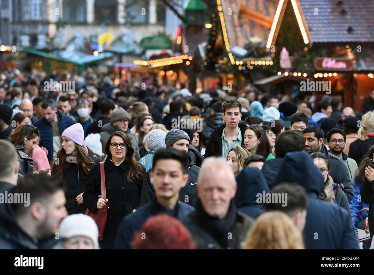 Munich, Deutschland. 24th Dec, 2022. Passers-by, people in the busy ...