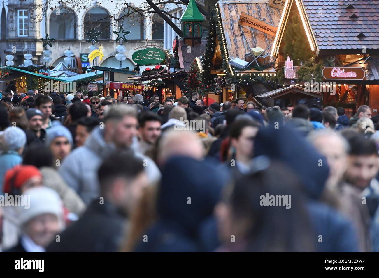 Munich, Deutschland. 24th Dec, 2022. Passers-by, people in the busy ...