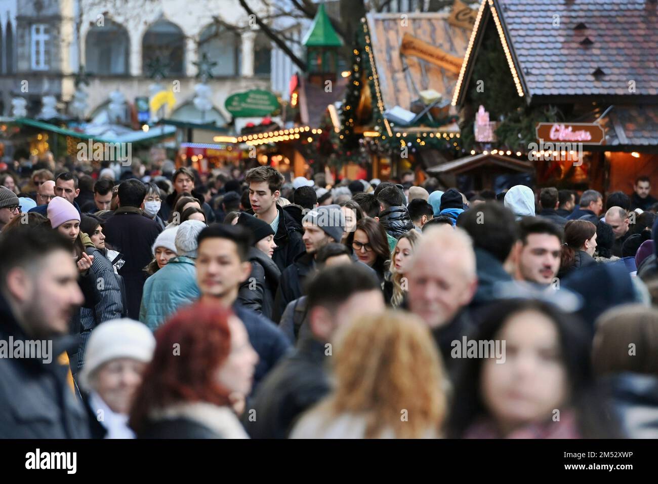 Munich, Deutschland. 24th Dec, 2022. Passers-by, people in the busy ...