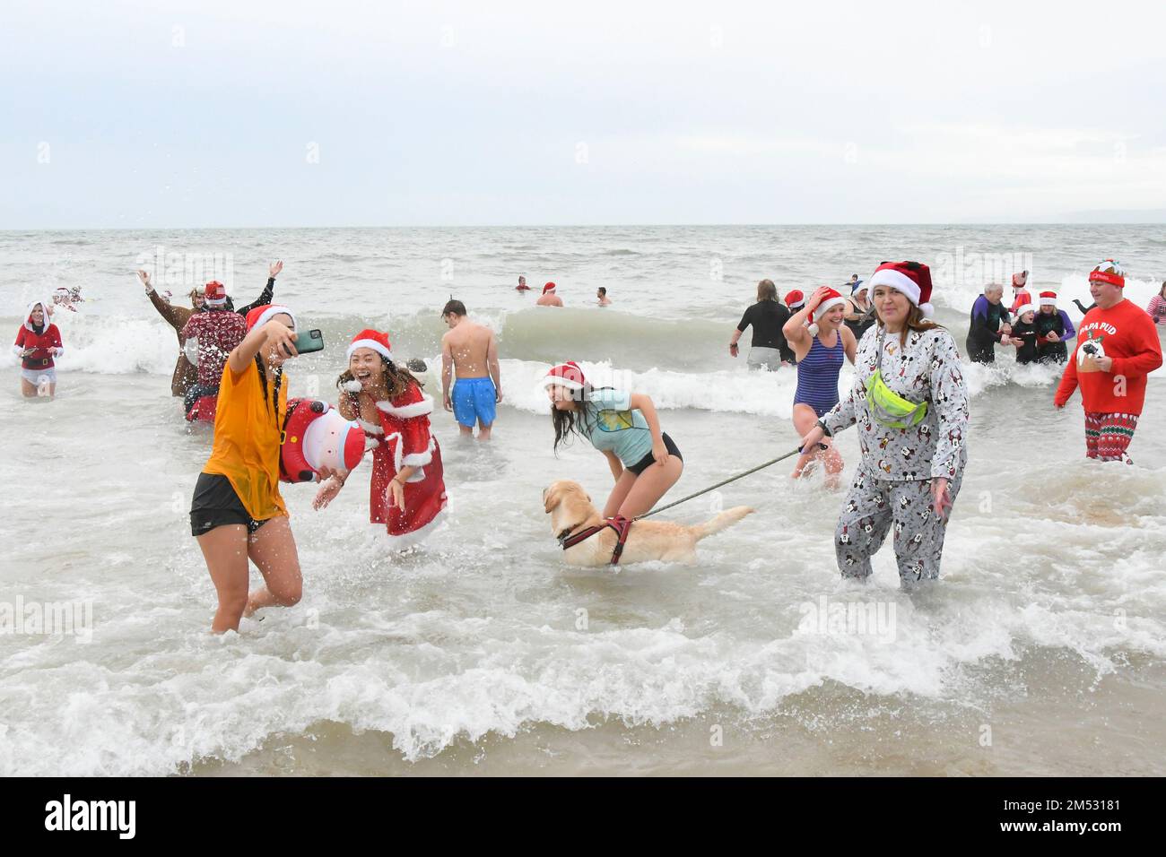 Boscombe, Dorset, UK. 25th December 2022. UK Weather. Hundreds of ...