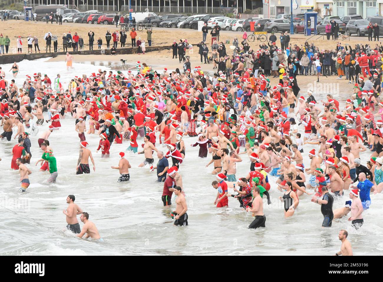Boscombe, Dorset, UK. 25th December 2022. UK Weather. Hundreds of ...