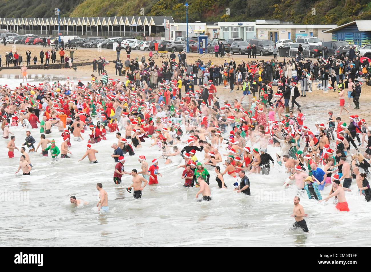 Boscombe, Dorset, UK. 25th December 2022. UK Weather. Hundreds of ...