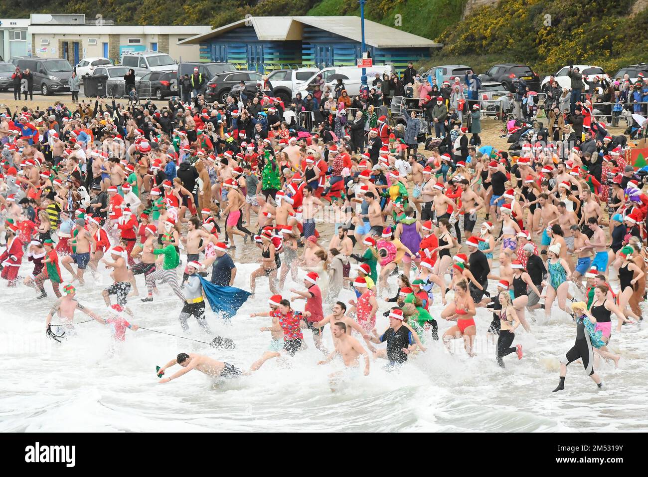 Boscombe, Dorset, UK. 25th December 2022. UK Weather. Hundreds of ...