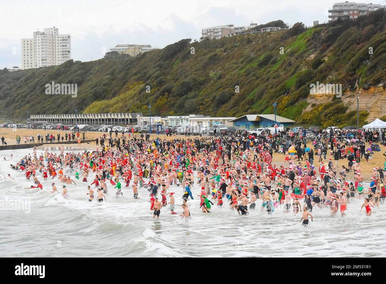 Boscombe, Dorset, UK. 25th December 2022. UK Weather. Hundreds of ...