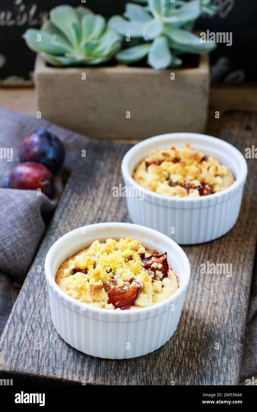 Crumble plum pie. Party dessert Stock Photo - Alamy