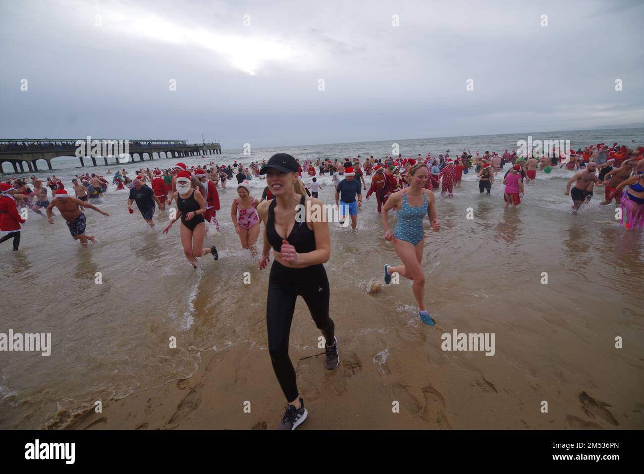 With a mild 12% temperaturee, hundreds ran into the sea for the annual ...