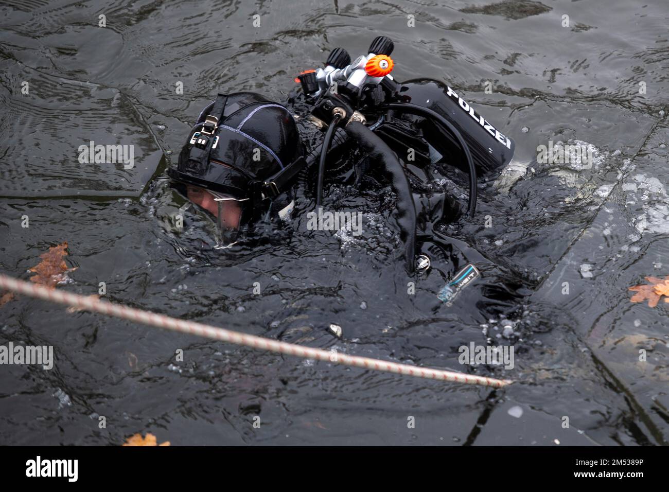 Berlin, Germany. 25th Dec, 2022. A police diver searches the Landwehr ...