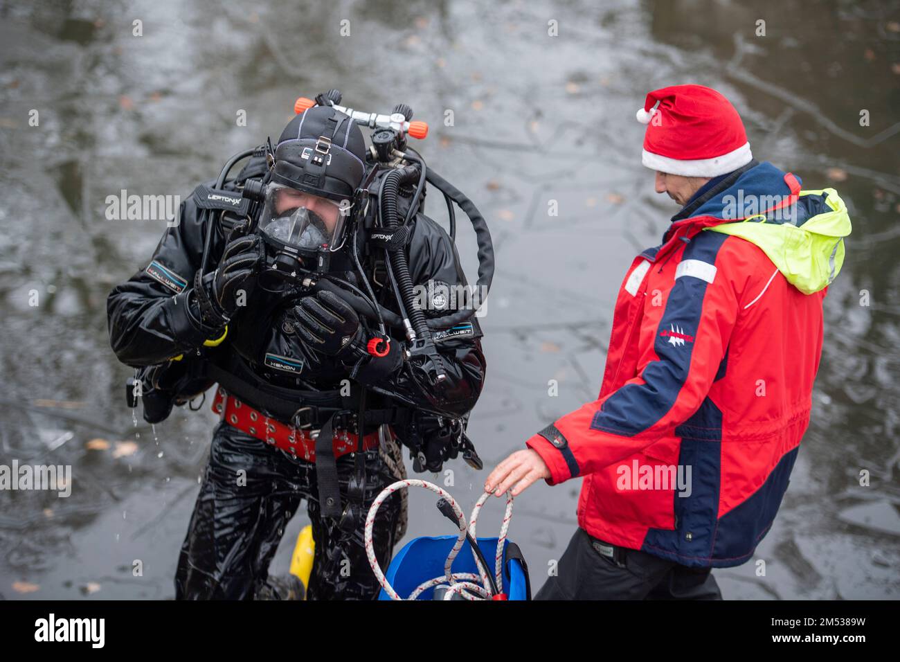 Berlin, Germany. 25th Dec, 2022. A police diver is helped out of the ...