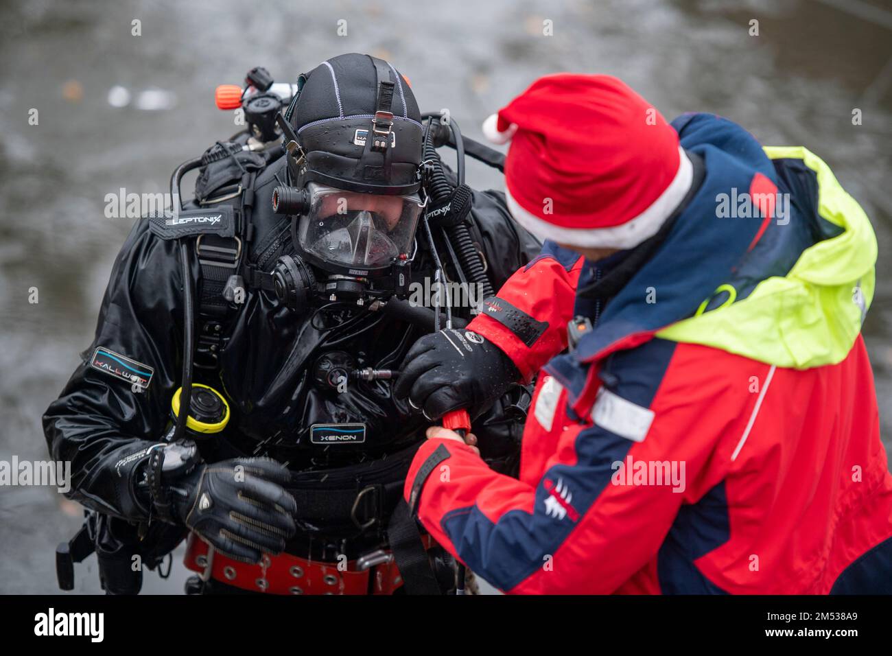 Berlin, Germany. 25th Dec, 2022. A police diver is helped out of the ...